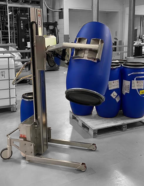 Ergonomic handling solutions for drums and canisters