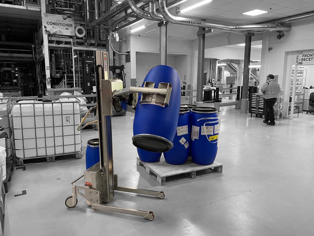 Ergonomic handling solutions for drums and canisters